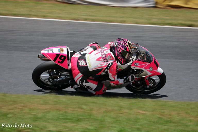 J-GP3 #19 Dreamline Team REINA 白石 玲菜 HONDA NSF250R | Foto de Moto